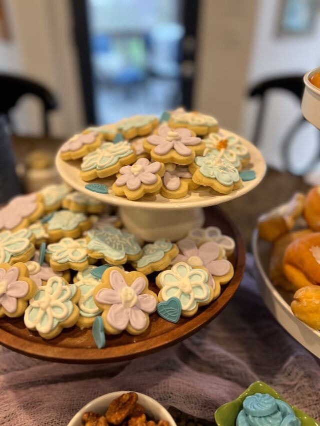 Pretty Blue Decor Ideas for a Bridal Shower Brunch - Perfecting Places
